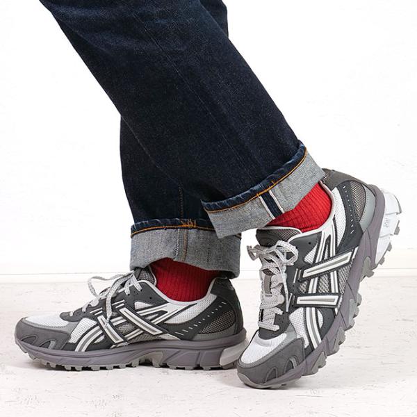 [ ブランド ] アシックス　ASICS[ ジャンル ]スニーカー[ 素　 材 ]アッパー：人工皮革／合成繊維／天然皮革[ 原産国 ]インドネシアグレーの奥行きが導くモダンな品格トレイルランニングの名作アーカイブをベースに、「日常の探検」を...