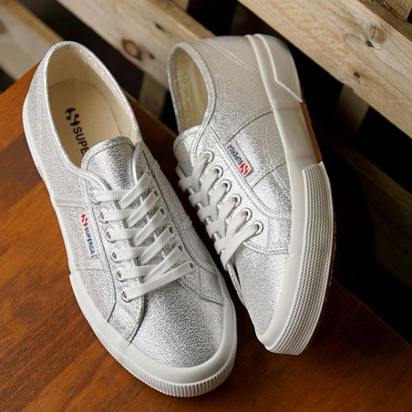 [ ブランド ] スペルガ　SUPERGA[ ジャンル ]スニーカー[ 素　 材 ]アッパー：キャンバス履くだけでゴージャス感をプラスする一足。スペルガの大定番キャンバススニーカー“2750”です。メタリックゴールドのキャンバスをアッパー全...