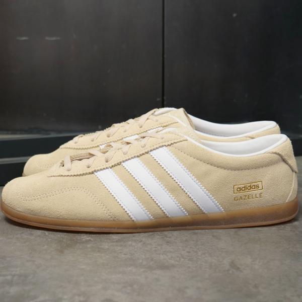 [ ブランド ] アディダス　adidas[ ジャンル ]スニーカー[ 素　 材 ]アッパー：天然皮革トレンドをプラスしたガゼル ロープロトレーニングシューズとして人気を博し、その後時代を超えて支持されるアイコンになった「ガゼル」に、トレン...