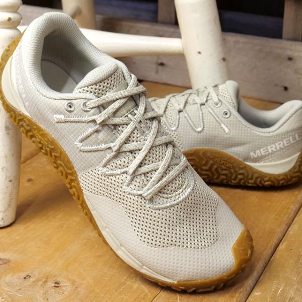 [ ブランド ] メレル　MERRELL[ ジャンル ]スニーカー[ 素　 材 ]アッパー：メッシュ（100％リサイクル素材）アウトソール：Vibram Ecostep Recycle使用シーンが拡がる"14mm厚"のベアフットシューズ普段...