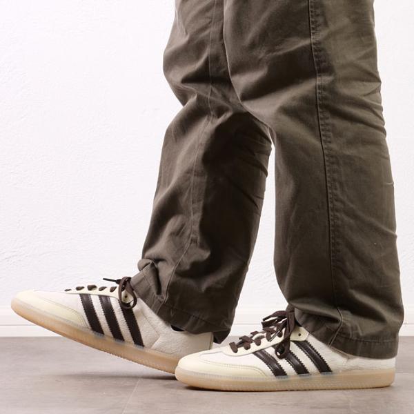 [ ブランド ] アディダス　adidas[ ジャンル ]スニーカー[ 素　 材 ]アッパー：天然皮革アディダスオリジナルスが誇る名作『SAMBA』1950年にフットサルシューズとして登場した『SAMBA』。クラシックなスタイルでタイムレス...