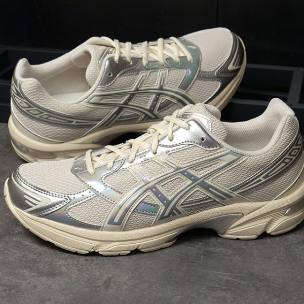 [ ブランド ] アシックス　ASICS[ ジャンル ]スニーカー[ 素　 材 ]アッパー：合成繊維／人工皮革2000年代のDNAをまとった、最新ストリートスニーカー2000年代後半のランニングシューズ「GEL-1000」をリミックスした「...