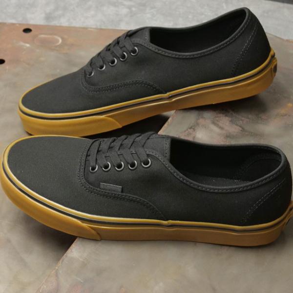 [ ブランド ] バンズ 　VANS[ ジャンル ]スニーカー[ 素　 材 ]アッパー：合成繊維[ 原産国 ]ベトナムクラシックなガムソールが映えるモードなVANSVANSのクラシックモデル「AUTHENTIC」から登場した洗練の1足。アッ...