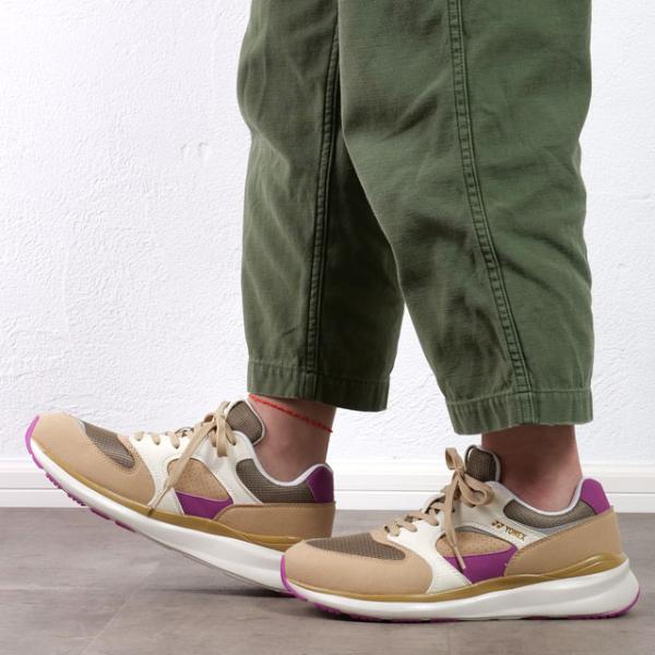 [ ブランド ] ヨネックス　YONEX[ ジャンル ]スニーカー[ 素　 材 ]アッパー：撥水人工皮革（起毛・スムース）／撥水合成繊維（メッシュ）履いた瞬間に感じるやわらかさ。フワッと弾むような歩みを。履き心地も歩き心地もやさしいカジュア...