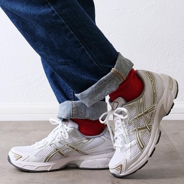 [ ブランド ] アシックス　ASICS[ ジャンル ]スニーカー[ 素　 材 ]アッパー：人工皮革／合成繊維2000年代後半のランニングシューズを現代的にアップデート。ASICSの人気スニーカーのひとつで、2008年に登場した「GEL-1...