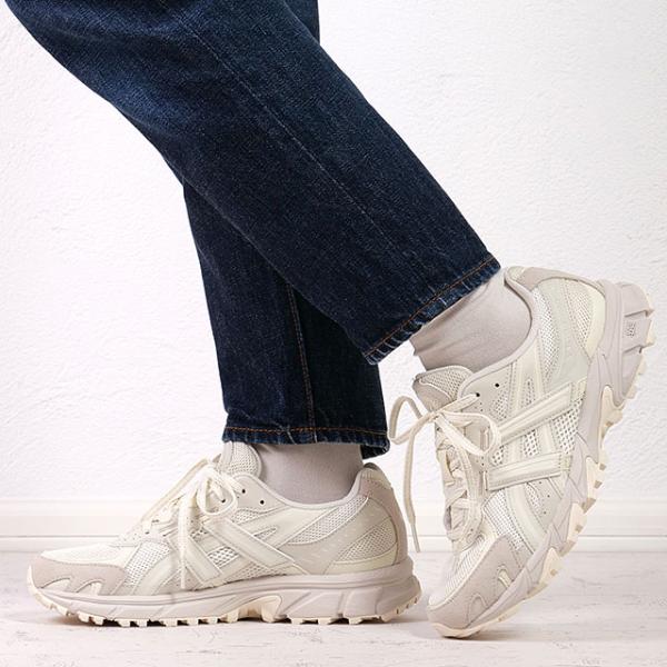 [ ブランド ] アシックス　ASICS[ ジャンル ]スニーカー[ 素　 材 ]アッパー：人工皮革／合成繊維／天然皮革舗装・非舗装どちらでも使えるオールラウンドシューズ。トレイルランニング系の代表モデル「GEL-SONOMA」と90〜00...