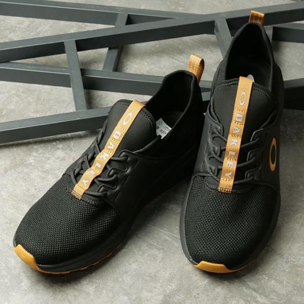 [ ブランド ] オークリー　Oakley[ ジャンル ]スニーカー[ 素　 材 ]アッパー：ポリエステル67％／ポリウレタン33％[ 原産国 ]中国足を包み込むようなフィット感ブーティー構造と丸紐のレーシングシステムが、足をしっかりとホー...