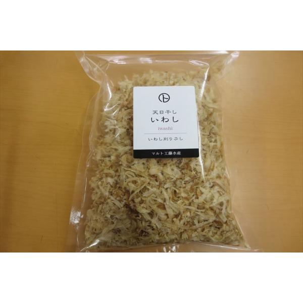 天日干しいわし削り新鮮ないわしを煮干にしてから天日でしっかり干し上げて、この煮干となった小さいいわしの頭をはずし、一度蒸し器で蒸してから天日で程よい硬さに乾燥させてから仕上げます。 手間隙かけたいわしをおにぎり、ネギとお醤油をかけて、そのま...