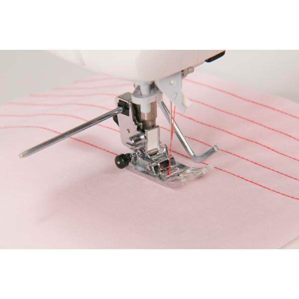 棒の位置をガイドにして一定間隔で平行にステッチが入れられます。◎押えホルダーや上送り押えの穴に差し込み、目安となる縫い目に軽く当てて縫います。◎差し込む深さによってステッチの間隔を調節できます。