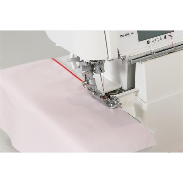 【用途】手芸用のテグスやワイヤーを入れて巻き縫いをすることができます。2ヶ所の芯案内にテグスやワイヤーを通して縫います。フリルなどの生地端に張りを持たせたり、形くずれを防ぐ効果があります。【機種】MO-03D/MO-04D/MO-113D/...