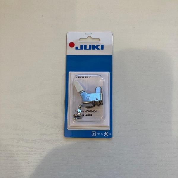 JUKI　HZL-010S、又はHZL-010N専用　刺繍J押さえ（ワンタッチ式でないタイプ）です。※ワンタッチ式ではありませんのでHZL-010には使用できません。（HZL-010に使用の場合は別商品にてワンタッチ式がございますのでそちら...