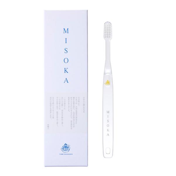 手の小さな方におススメのコンパクトサイズ。平たい持ち手と長方形のヘッドが特徴。グー握りの方、小さなお子さまにもおすすめです。箱入りのMISOKAは、全てひとつひとつ真心こめて手折りしていますカラー：山吹色柄の材質：AS樹脂毛の材質：ナイロン...