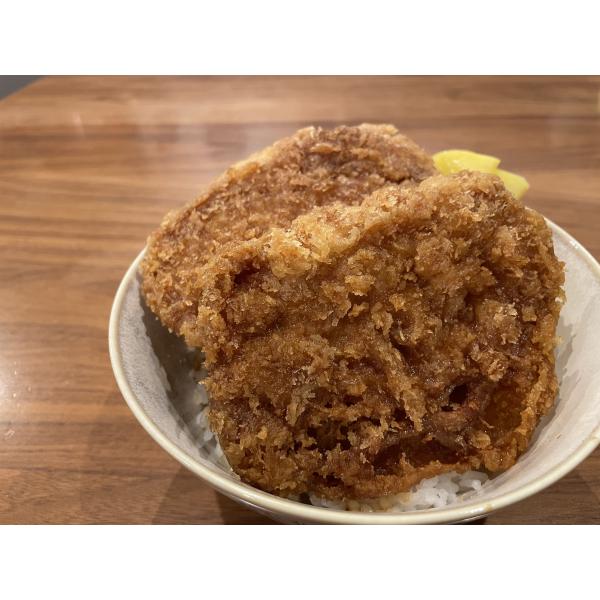 秩父名物「わらじかつ」を気軽にご自宅でお召し上がりいただけます。ご自宅用としてはもちろん、ご家族・ご友人等への贈答用としてもピッタリ！油で揚げて添付のタレに浸すだけの簡単調理！わらじのように大きなカツが2枚入っており、ボリュームたっぷり。揚...