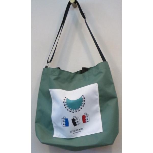 サイズ：タテ３５cm　ヨコ４０cm　底マチ１４cmピッコーネの丈夫素材トートバッグです。ショルダーベルト付きの手提げバッグで重い荷物でも大丈夫です。上部マグネットで中は見えません。表には白地にアルチビオプリント生地が当ててありますがポケット...