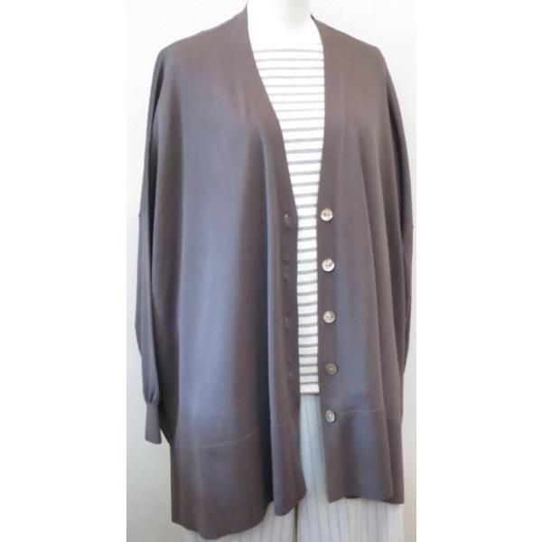 サイズ：38（9号）　着丈７３cm　袖丈６２cm　胸囲はフリー　裾回り１７０cm　のビッグデザインカーディガンです。Vネックで前は5つボタン、アームやバスト周りもかなりゆったりの着やすいカーディガンです。裾にかけてたっぷり生地使いで自然なド...