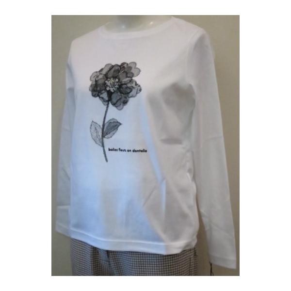 サイズ：38（9号）　着丈５６cm　袖丈５６cm　胸囲９２cmクルーネックのコットン長袖Tシャツです。前面にはプリントと刺繍で花1輪、そして英文字です。スパンコール使いでゴージャス感があります。綿ジャージー素材ですので肌触りがよく採寸以上に...