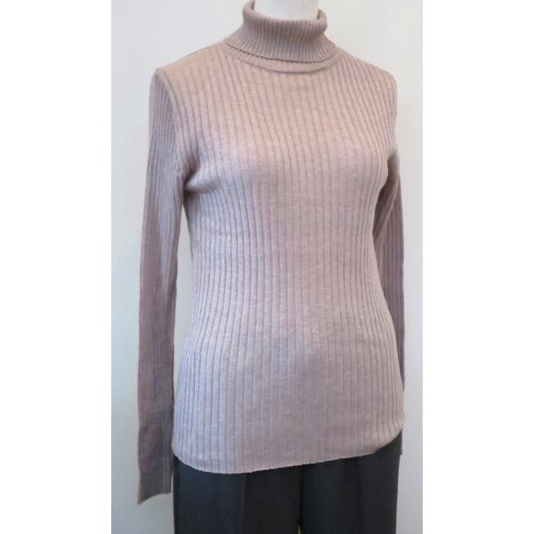 サイズ：38（9号）　着丈60cm　袖丈61cm　胸囲86cmインナータートルネックセーターはとても重宝なアイテムです。襟高は14cmあり1つか2つ曲げてのタートルネックです。凹凸感のあるケーブル編みのリブニットセーターは伸縮性がとてもよく...