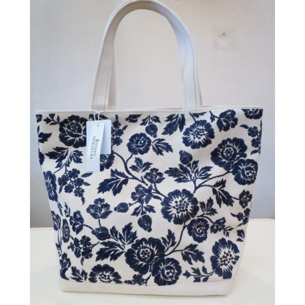サイズ：タテ（持ち手別）30cm　ヨコ（上部）40cm　底マチ17cm丈夫素材の綿キャンバス地トートバッグです。上部マグネット仕様で中は見えません。内側に中ポケットが2つです。ショルダーバッグとしても丁度良い持ち手長さです。コン花柄プリント...
