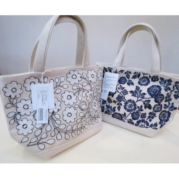 サイズ：タテ（持ち手別）20cm　ヨコ（上部）30cm　底マチ14cm丈夫素材の綿キャンバス地手提げバッグです。上部マグネット仕様で中は見えません。内側にはミニポケットです。外ポケットはありません。白刺繍やコンの花プリントが個性的でオシャレ...