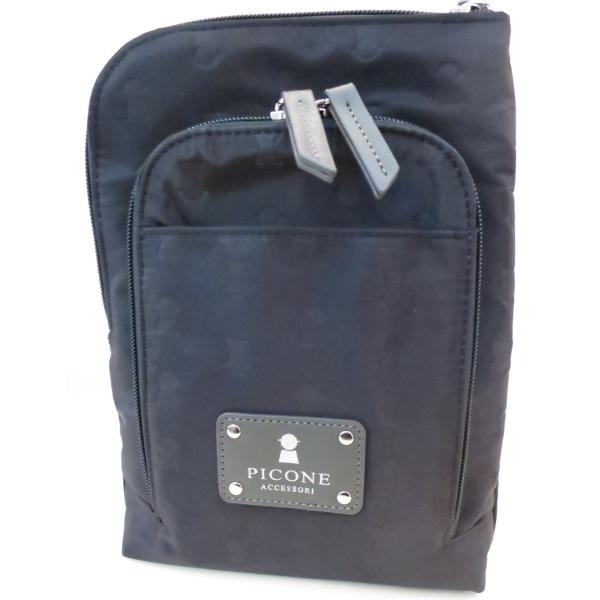 サイズ：タテ23cm　ヨコ18cm　底マチ5cmPICONE丈夫素材の使い勝手の良いポシェットです。外ファスナーポケットにはスマホがスッポリ、大きく開くメインファスナーで内側には小ポケットです。素材にはアルチビオが全体に型押しです。それぞれ...