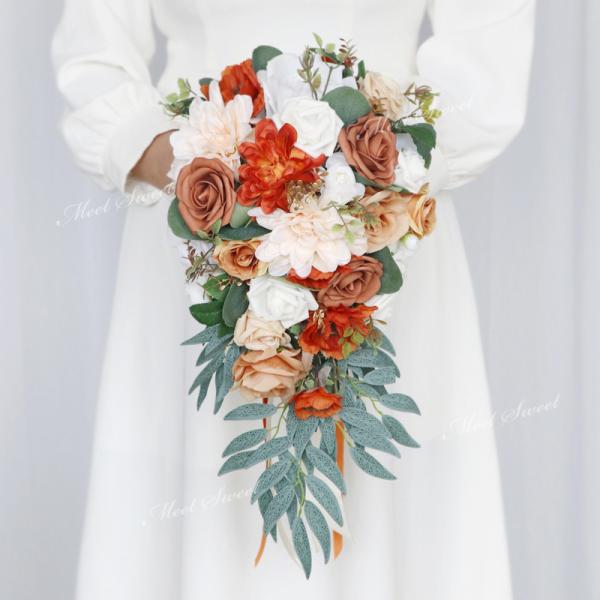 可愛いブーケです。ブライダル、イベント贈答品、インテリアに最適です。晴れの舞台に、新しいタイプのサプライズプレゼントとしてお勧めです。生花と違って枯れることがないので、思い出と一緒にいつまでも形として残せます。サイズ：幅約 26cm 高さ約...