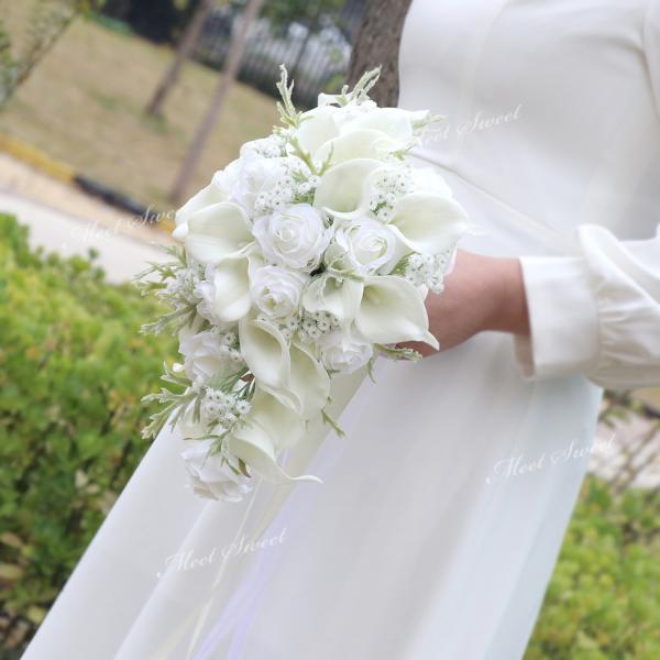 可愛いブーケです。ブライダル、イベント贈答品、インテリアに最適です。晴れの舞台に、新しいタイプのサプライズプレゼントとしてお勧めです。生花と違って枯れることがないので、思い出と一緒にいつまでも形として残せます。サイズ：幅約 26cm 高さ約...