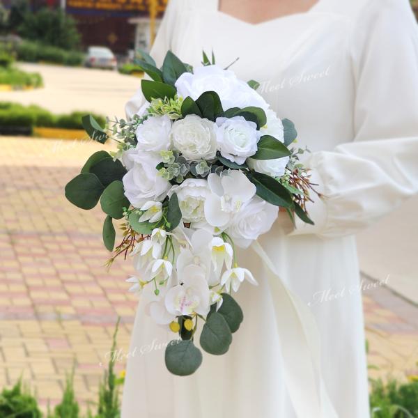 可愛いブーケです。ブライダル、イベント贈答品、インテリアに最適です。晴れの舞台に、新しいタイプのサプライズプレゼントとしてお勧めです。生花と違って枯れることがないので、思い出と一緒にいつまでも形として残せます。サイズ：幅約 30cm 高さ約...