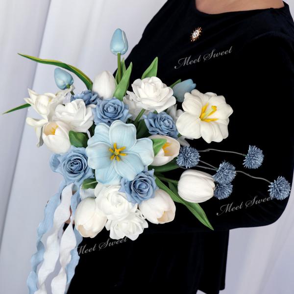 可愛いブーケです。ブライダル、イベント贈答品、インテリアに最適です。晴れの舞台に、新しいタイプのサプライズプレゼントとしてお勧めです。生花と違って枯れることがないので、思い出と一緒にいつまでも形として残せます。サイズ：幅約 42cm 高さ約...