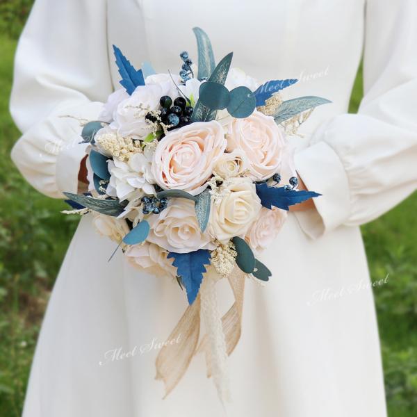 可愛いブーケです。ブライダル、イベント贈答品、インテリアに最適です。晴れの舞台に、新しいタイプのサプライズプレゼントとしてお勧めです。生花と違って枯れることがないので、思い出と一緒にいつまでも形として残せます。サイズ：幅約 22cm 高さ約...