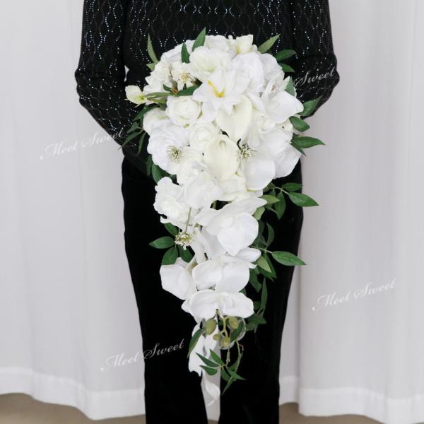 可愛いブーケです。ブライダル、イベント贈答品、インテリアに最適です。晴れの舞台に、新しいタイプのサプライズプレゼントとしてお勧めです。生花と違って枯れることがないので、思い出と一緒にいつまでも形として残せます。サイズ：幅約 25cm 高さ約...