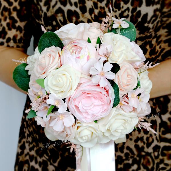 可愛いブーケです。ブライダル、イベント贈答品、インテリアに最適です。晴れの舞台に、新しいタイプのサプライズプレゼントとしてお勧めです。生花と違って枯れることがないので、思い出と一緒にいつまでも形として残せます。サイズ：幅約 22cm 高さ約...