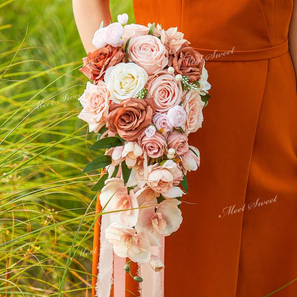 可愛いブーケです。ブライダル、イベント贈答品、インテリアに最適です。晴れの舞台に、新しいタイプのサプライズプレゼントとしてお勧めです。生花と違って枯れることがないので、思い出と一緒にいつまでも形として残せます。サイズ：画像参考◆手作りのため...