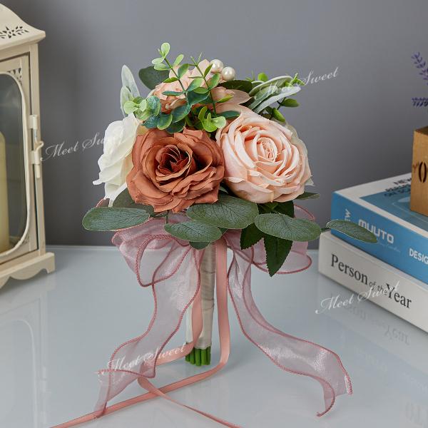 可愛いブーケです。ブライダル、イベント贈答品、インテリアに最適です。晴れの舞台に、新しいタイプのサプライズプレゼントとしてお勧めです。生花と違って枯れることがないので、思い出と一緒にいつまでも形として残せます。サイズ：幅約 18cm 高さ約...