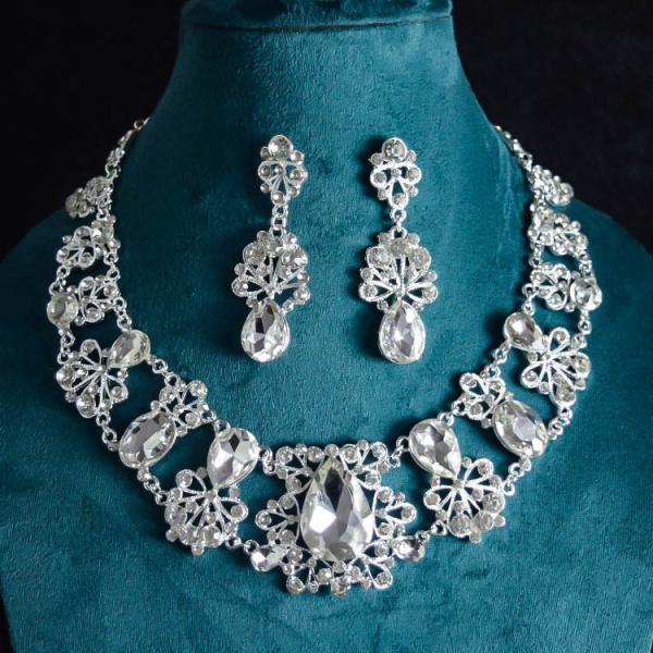 人気キーワード：花嫁 結婚式 二次会 ティアラ ヘアコサージュ ヘッドドレス 髪飾り ヘアアクセサリー ウェディング小物 プリンセス 姫系 ジュエリー 安い ウェディング ウエディング ブライダル 発表会 演奏会 コンサート 音楽会 披露宴...