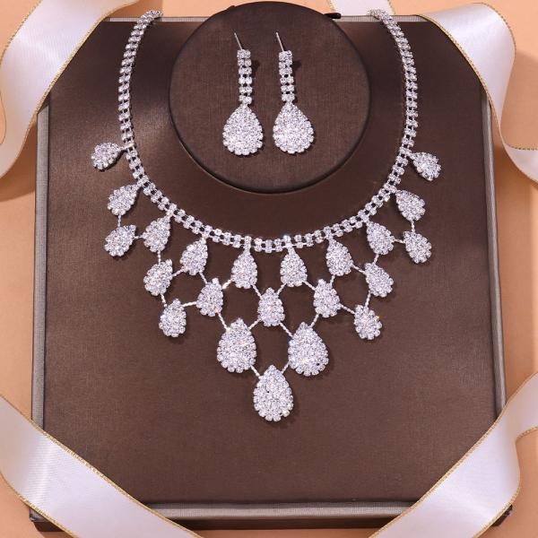 ゴージャスさと上品さを兼ね備えたデザイン、どんなスタイルにも合わせやすく☆ウェディング、二次会はもちろん、パーティーや発表会、写真撮影などでも活躍の1点です！成人式や卒業式、舞台演出、演奏会などにもピッタリなアクセサリーも多数取り揃えており...