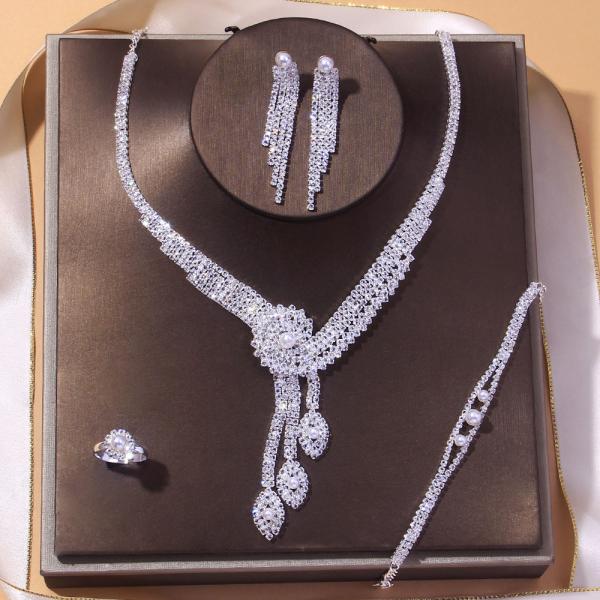 ゴージャスさと上品さを兼ね備えたデザイン、どんなスタイルにも合わせやすく☆ウェディング、二次会はもちろん、パーティーや発表会、写真撮影などでも活躍の1点です！成人式や卒業式、舞台演出、演奏会などにもピッタリなアクセサリーも多数取り揃えており...