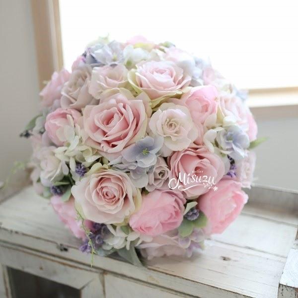 ◆商品説明◆柔らかいお色のバラを贅沢にあしらったナチュラル感たっぷりのラウンドブーケです。ウェディングドレスはもちろんカラードレスにも合わせやすいですね♪品質確かな国内有数メーカーから仕入れた花材を使用しているのでリアルで上質です。コスパだ...