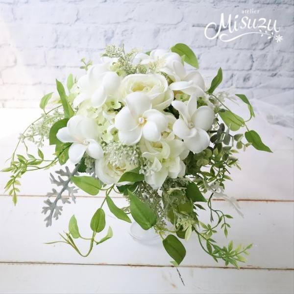 定番人気のプルメリアを中心とした可愛いクラッチブーケ＆ブトニアセットです。眩しいホワイトカラーがどんなドレスにも合わせやすいですよ。柔らかに広がるグリーンがふんわり揺れて、フォトセッションなどに最高です。海外挙式・ビーチフォト・サプライズ・...