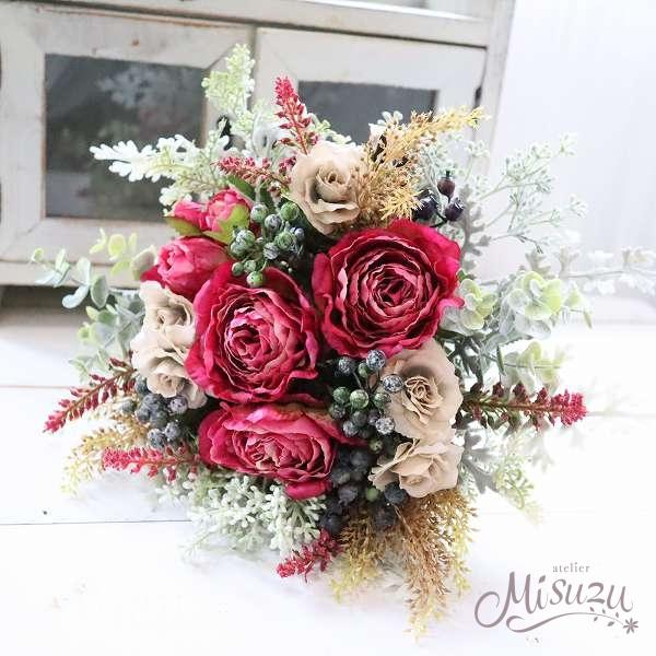 シックで大人可愛いカラーリングのクラッチブーケです。花びらの波打つオールドローズは、まるで香りが漂ってきそうな程リアルで美しく、深みのあるベリーの実との相性も良いですよ。たっぷりの様々なグリーンを入れてナチュラルに！使用花材：オールドローズ...