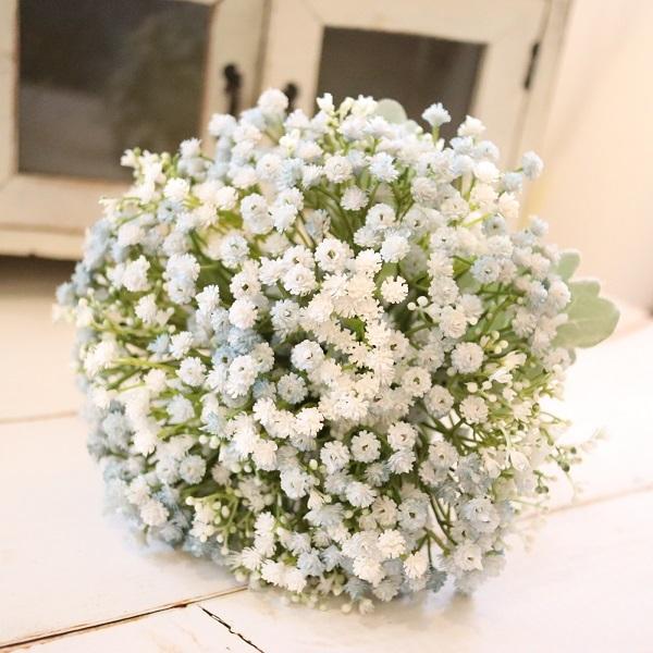 誰もが憧れるカスミソウをきゅっと束ねたナチュラルブーケです。うっすらと淡い水色のカスミソウをミックスしました。生花ですと水が下がったり匂いが気になったりするカスミソウですが、上質なカスミソウを数種類混ぜて制作していますので、とてもリアルでお...