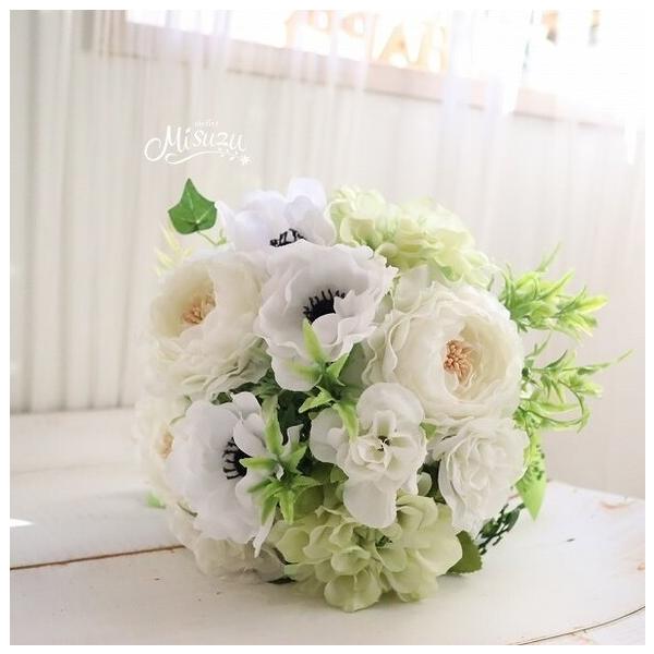 爽やかなホワイトｘライムグリーンのクラッチブーケです。眩しい白さに淡く美しいライム色がマッチして、どんなドレスカラーにも合わせやすいです。ウェディングブーケとしてはもちろん、花束風にギフトラッピングしてお祝い全般にも気軽に贈って頂けます。上...