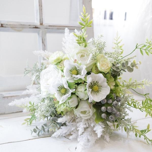 ★☆初回新作セール！　￥13,500→￥11,899で販売させて頂きます！★☆ふんわり動きのある長めのグリーンがなんとも軽やかに揺れるオールドローズとアネモネのクラッチブーケです。ホワイトの中にもニュアンスがあり、それぞれが引き立ちあい重な...