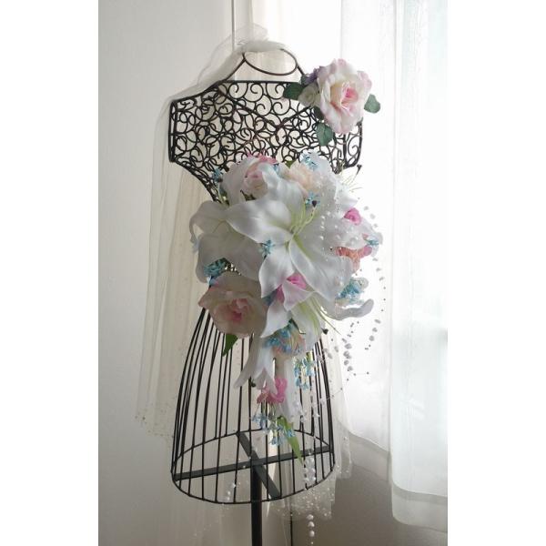 ◆商品説明◆豪華な百合のキャスケードブーケです。淡く大輪の薔薇、ブルースターなどお色の取り合わせが程よいアクセントになります。■ブーケのサイズ：幅約25-6ｘ45センチ前後■ブトニアのサイズ：約縦12-14センチ【ブーケ　ウェディングドレス...