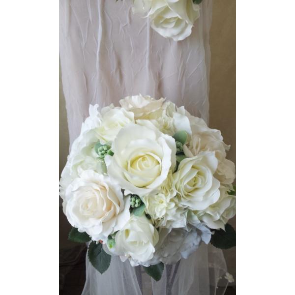 ◆商品説明◆上質な数種類のバラをふんだんに敷き詰めた当店オリジナルのラウンドブーケです。バラの葉を脇役につけてナチュラル感と美しさを兼ね合わせました。ウェディングドレスのみならず、カラードレスや白無垢、色打掛の和装に合せても素敵ですね♪国内...