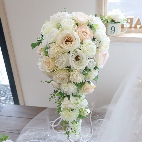流れるようなシルエットが美しいキャスケードブーケは、格式と気品を兼ね備えたウェディングの王道スタイル。しなやかに広がるラインが花嫁のシルエットを引き立て、エレガントな存在感を放ちます。主役となるのは、気品あふれるオールドローズと、ふんわり優...