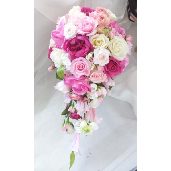 ◆商品説明◆洗練されたピンクグラデの薔薇キャスケードブーケをWEB価格で！ウェディングブーケの王道！前撮りや海外挙式にも！■ブーケのサイズ：長さ約45センチ■ブトニアのサイズ：約縦12-14センチ【ウェディング　アートフラワー　造花　キャス...