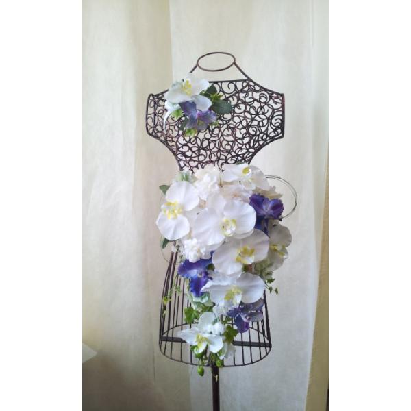 ◆商品説明◆洗練された胡蝶蘭をふんだんにあしらった豪華なキャスケードブーケです国内有数の造花メーカーで仕入れた花材を使用しているので、質感がとても上質でリアルです。お揃いのヘッドドレス（花冠、ヘアパーツ）を追加できます。（価格は使用する花材...