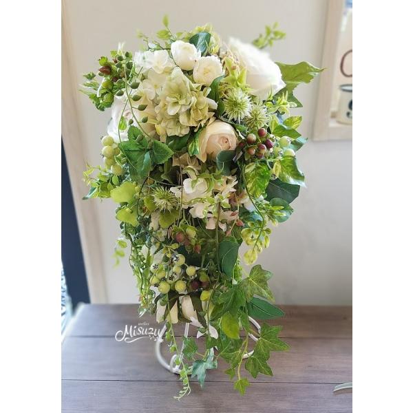 ◆商品説明◆グリーンをふんだんにあいらったナチュラルなキャスケードブーケをWEB価格で！ウェディングブーケの王道！前撮りや海外挙式にも！■ブーケのサイズ：長さ約45センチ■ブトニアのサイズ：約縦12-14センチ※花冠は参考商品です。付属致し...