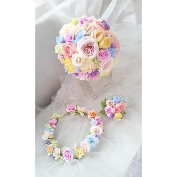 ◆商品説明◆ふんわりパステルの色あいがかわいいラウンドブーケのセットをWEB価格で！ウェディングブーケの王道！前撮りや海外挙式にも！■ブーケのサイズ：直径約21-23センチ■ブトニアのサイズ：約縦12-14センチ■花冠：長さ約50-55セン...