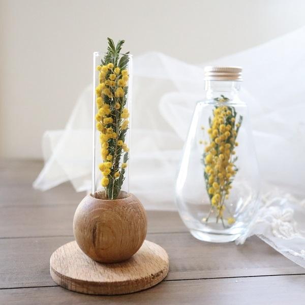 ころころと可愛らしいフォルムが愛らしく、華やいだ雰囲気になります。木の温もりも感じられるガラス花器は取り外し可能です。鼻を近づけるとほのかにミモザの香りが。サイズ高さ・・・ガラス花器底面からトップまで　　　約13.5センチ前後ガラス花器　　...